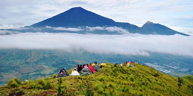 Menapaki Keindahan Alam Lombok: Petualangan Mendaki di Bukit ...